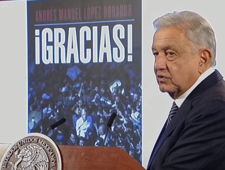 Da a conocer AMLO portada de su libro - Magnopost