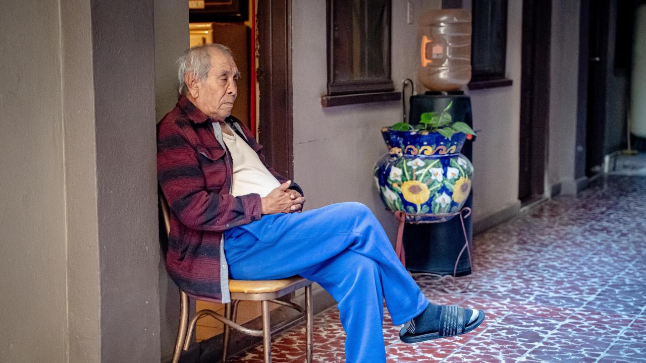 Don Pedro, adulto mayor con discapacidad visual, queda bajo cuidado de ...